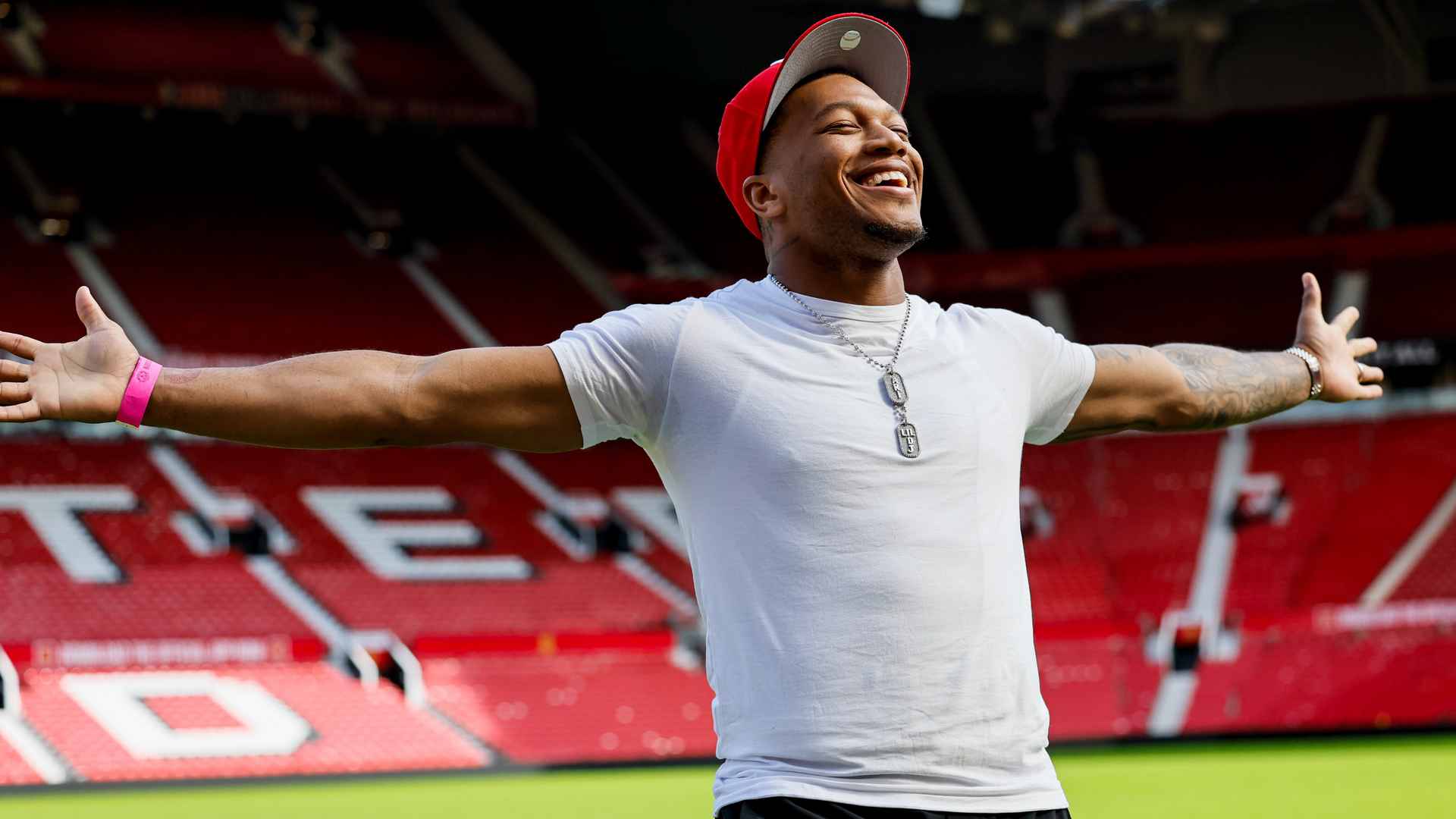 Chicago Bears NFL star DJ Moore visits Old Trafford | Manchester United