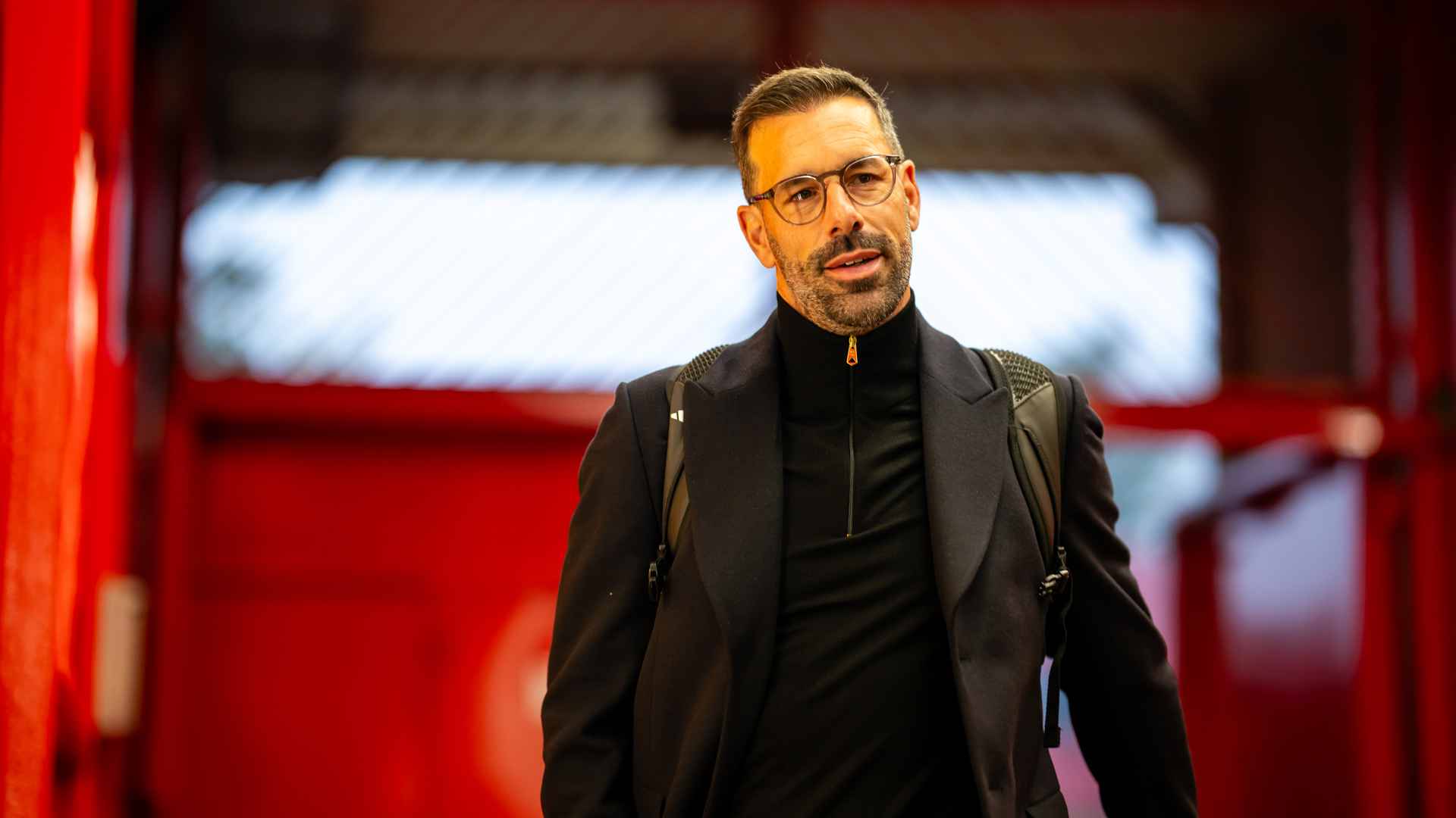 Ruud arrives at Old Trafford | Manchester United