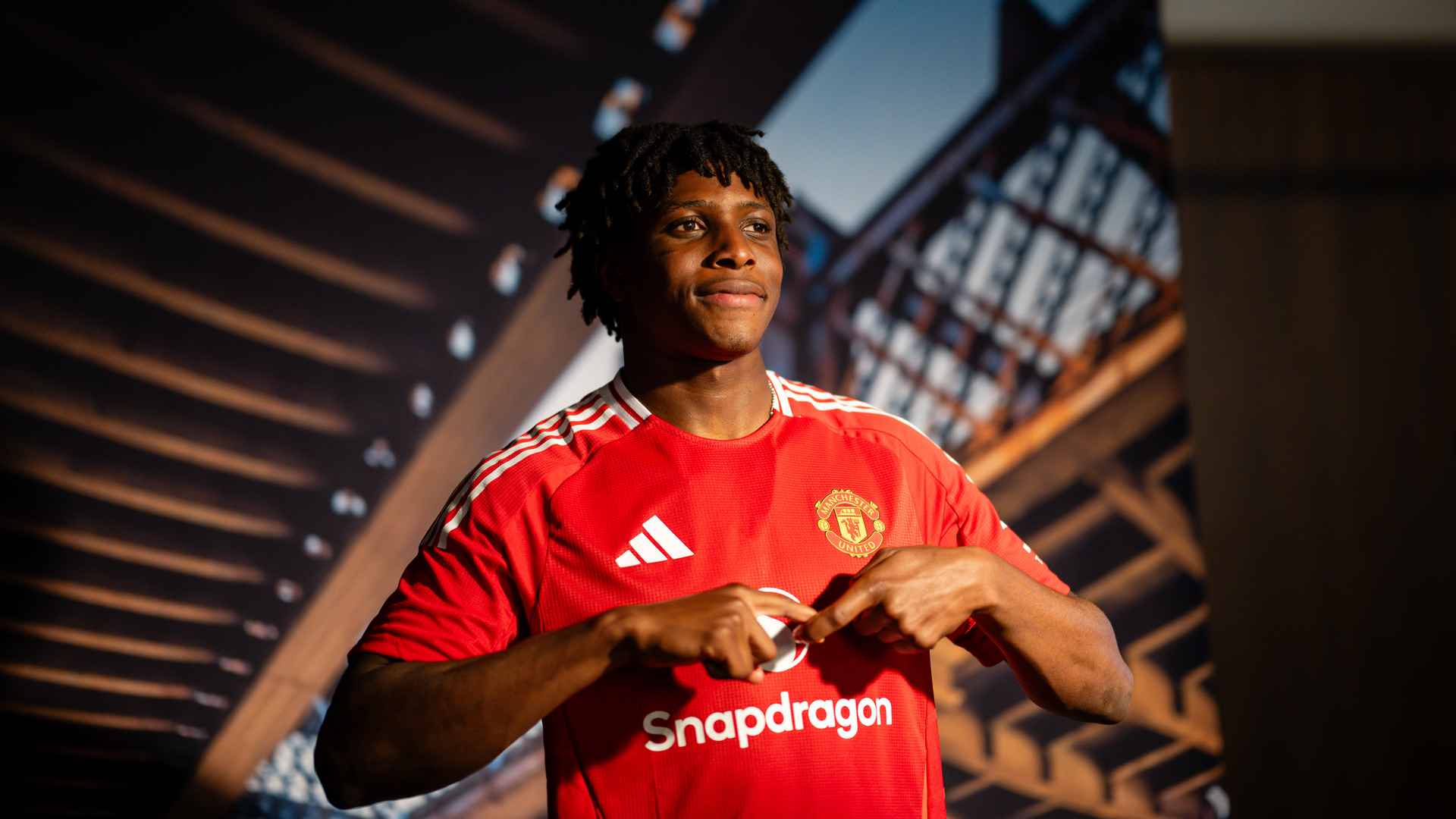 Patrick Dorgu profile after defender signs for Man Utd from Lecce ...