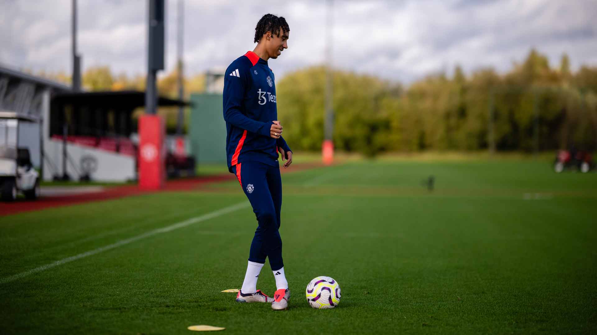 Yoro returns to grass at Carrington | Manchester United