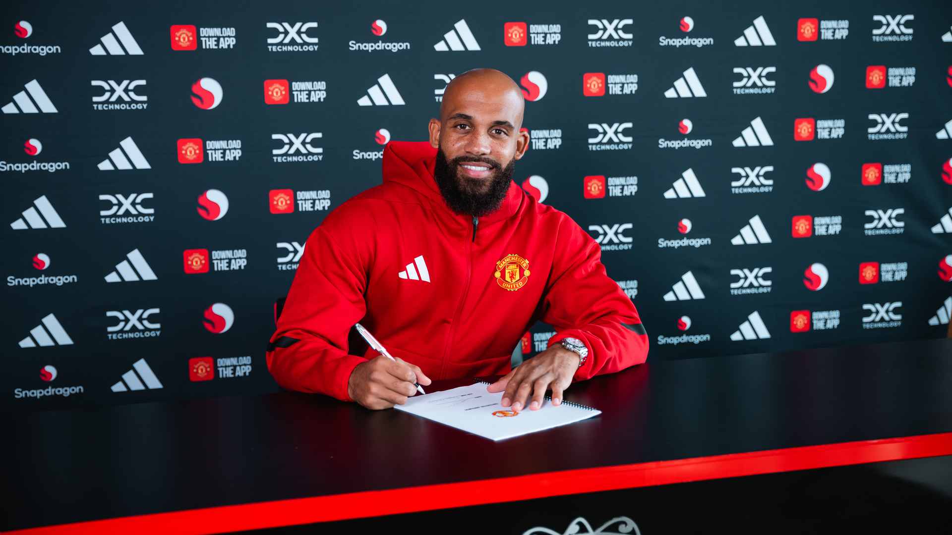 Bryan signs! | Manchester United