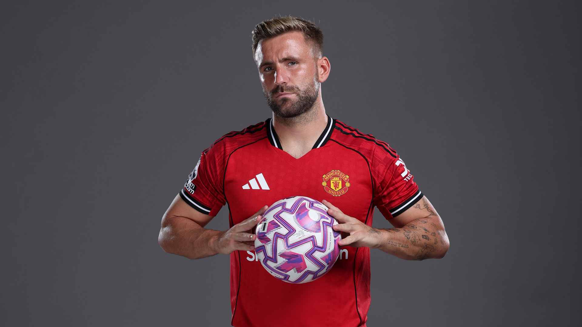 Luke Shaw expects fans to provide backing on derby away day ...