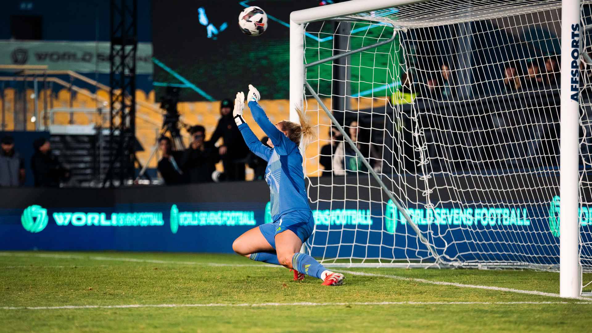 Kayla Rendell celebrations after United Women 2 PSG 2 | Manchester United