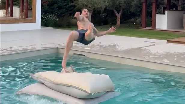 ibrahimovic overhead