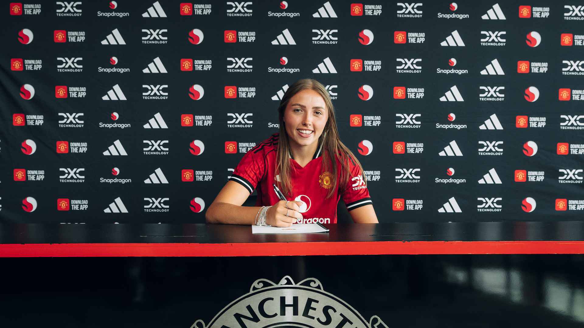 Man Utd women midfielder Mared Griffiths signs new deal | Manchester United