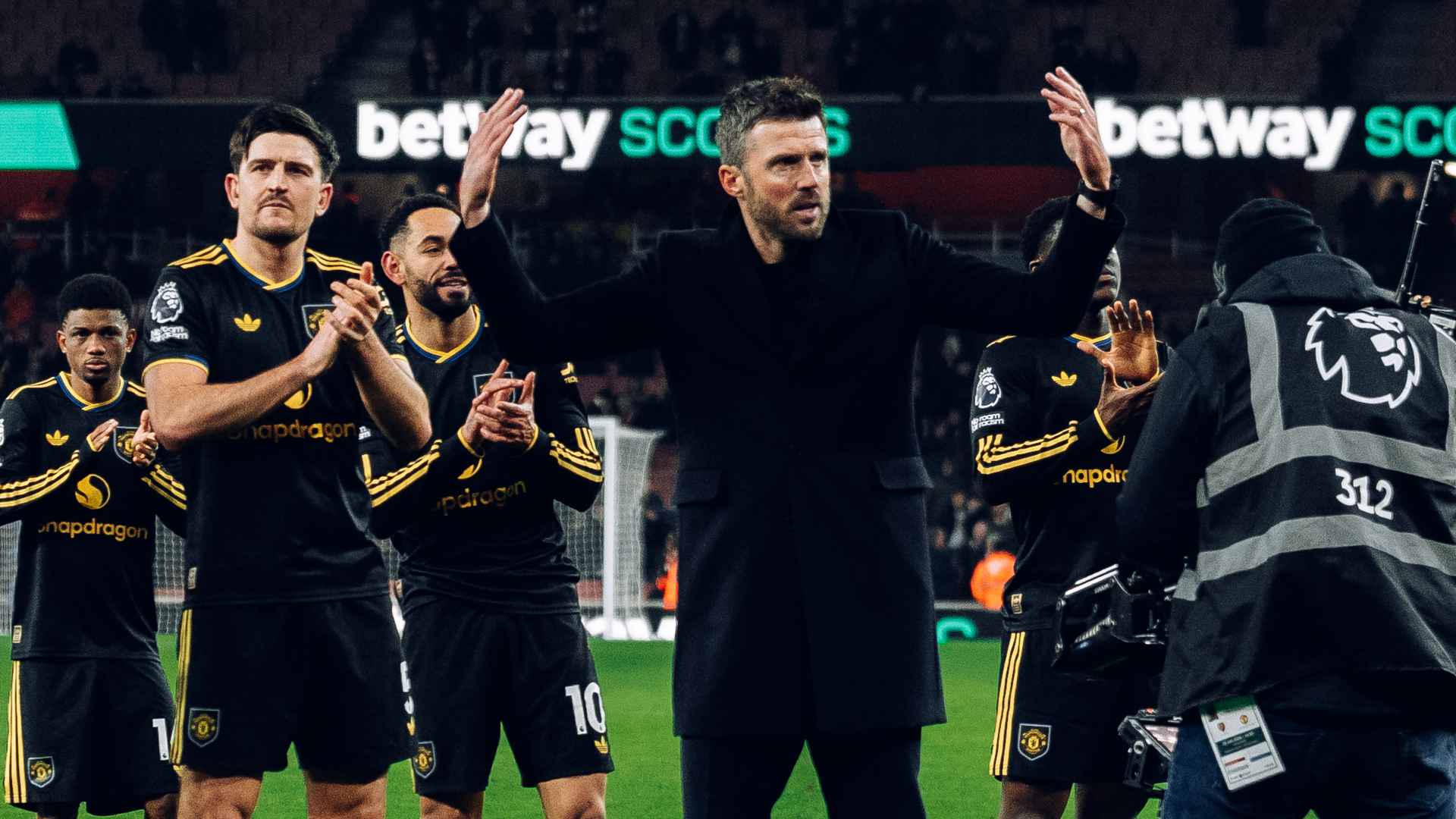 Rasmus Hojlund driving Man Utd 'crazy' as sacked manager branded ...