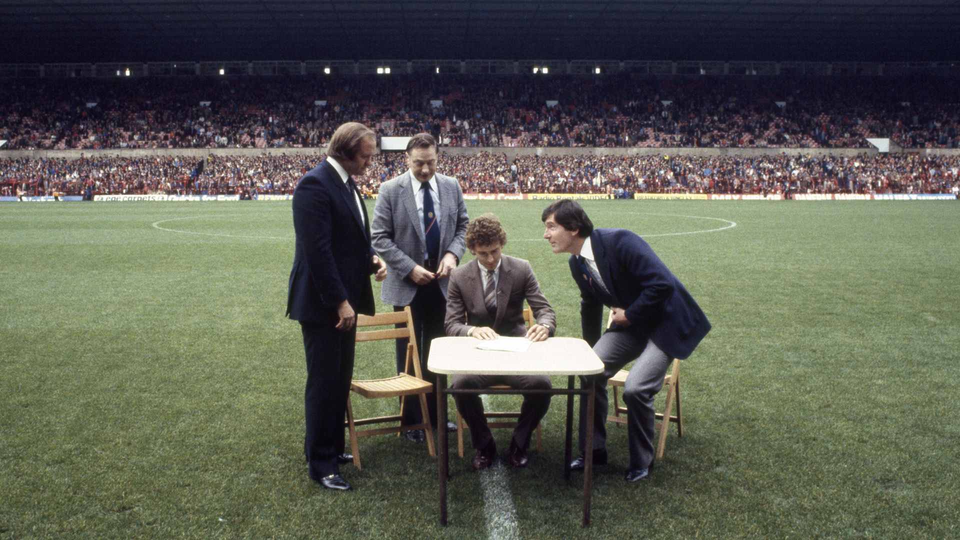 The story of Bryan Robson joining Manchester United | Manchester United